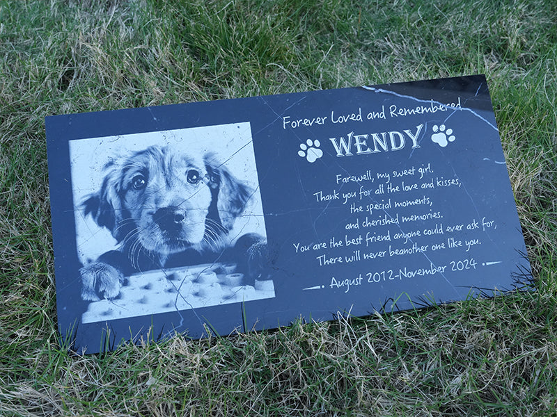 Láser grabente lápida de mármol