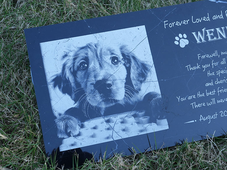 Láser grabente lápida de mármol